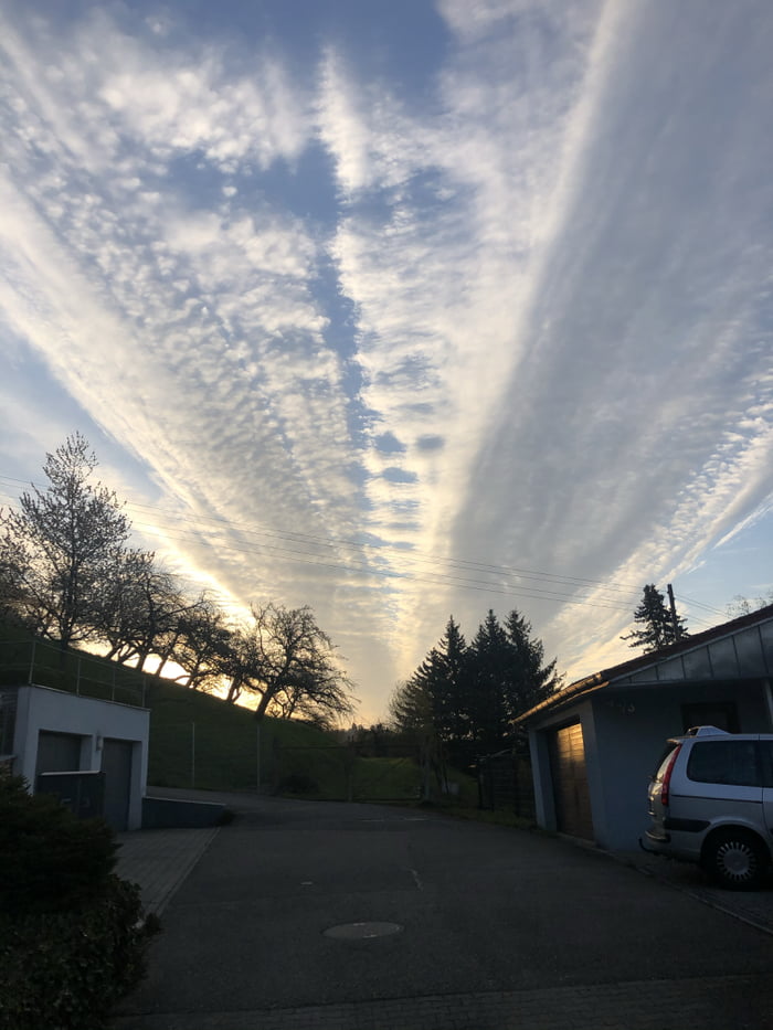 Weird cloud formation on todays morning sky - 9GAG