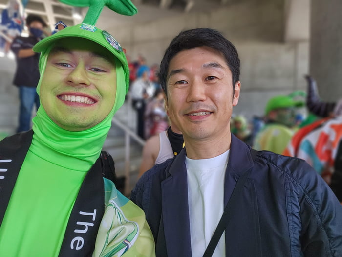 This sap is crying 😭 - 9GAG