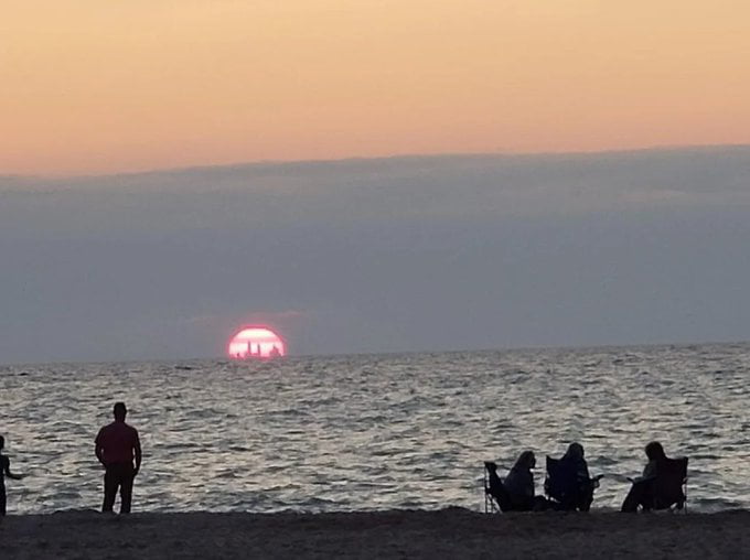 This picture shows the Chicago skyline from the Indiana Dunes beach ...