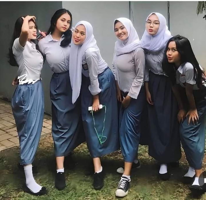 Jaman gua SMA temen2 cwe nya ga ada yg modelan gini...pasti AI ni 🤣🤣🤣 ...