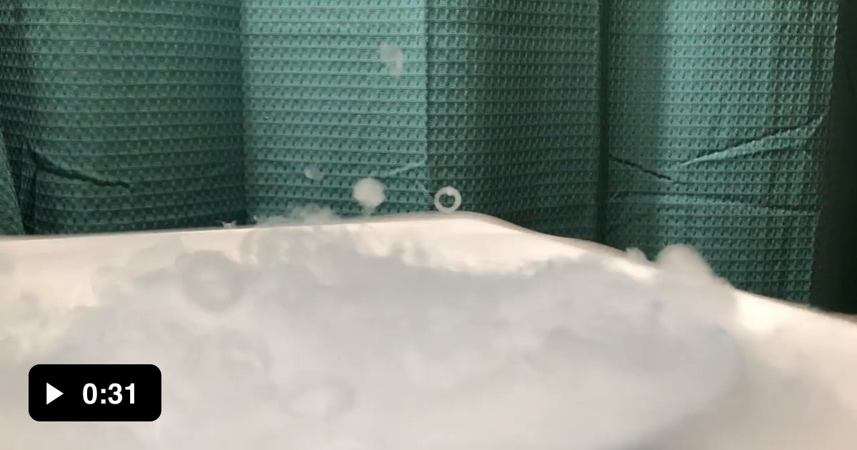 The way this dry ice with soap and warm water makes smoke rings - 9GAG