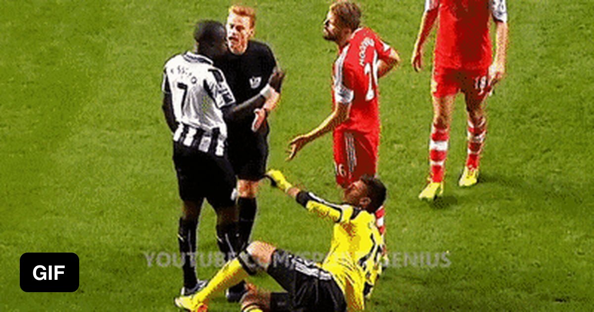Even the referee... - 9GAG