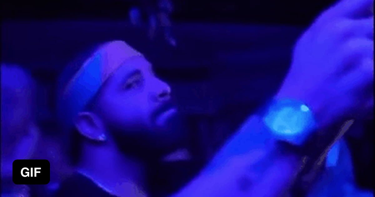 Drake at a party - 9GAG