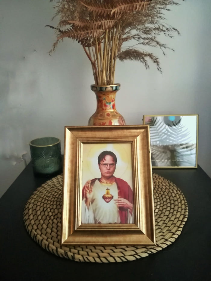 Father Dwight in my apartament - 9GAG