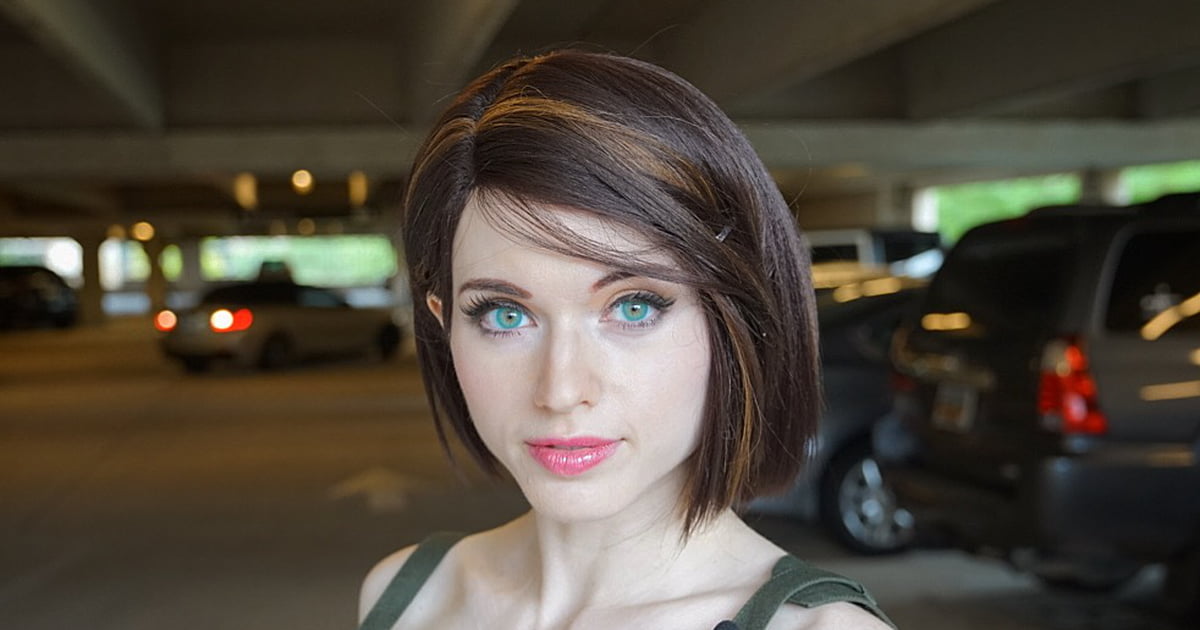 Jill Valentine on Twitch and Patreon @Amouranth - 9GAG