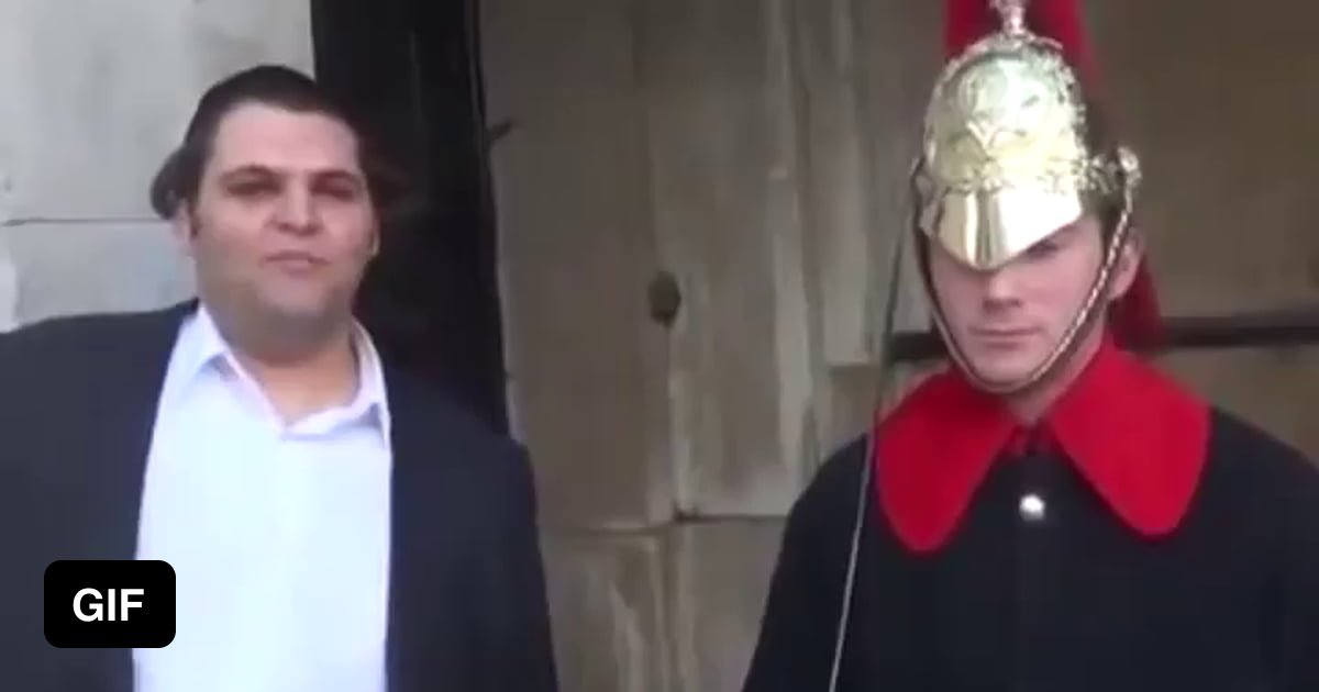 Making a Buckingham Palace Royal Guard Laugh - 9GAG