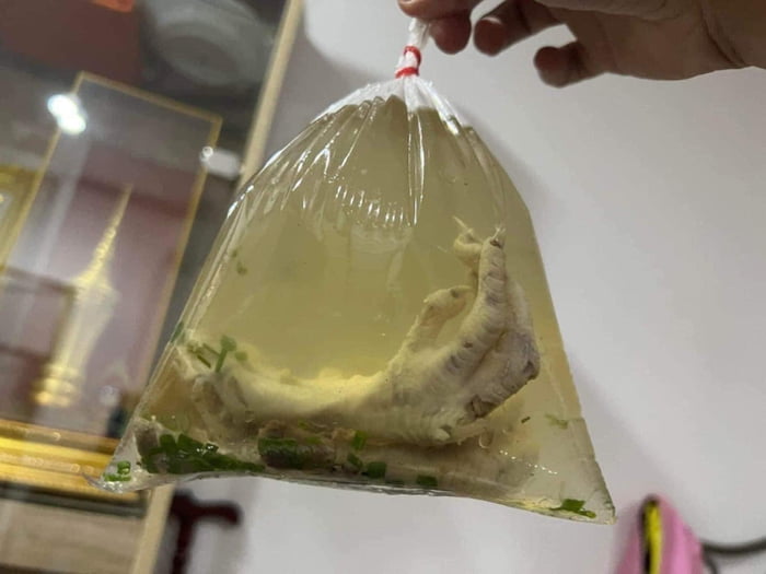 Ang order ko tinola, bkt ako bibigyan ng paa ng manok - 9GAG