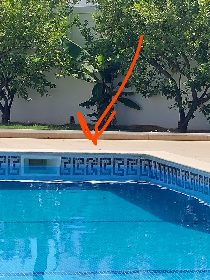 Great tiling in the pool... - 9GAG