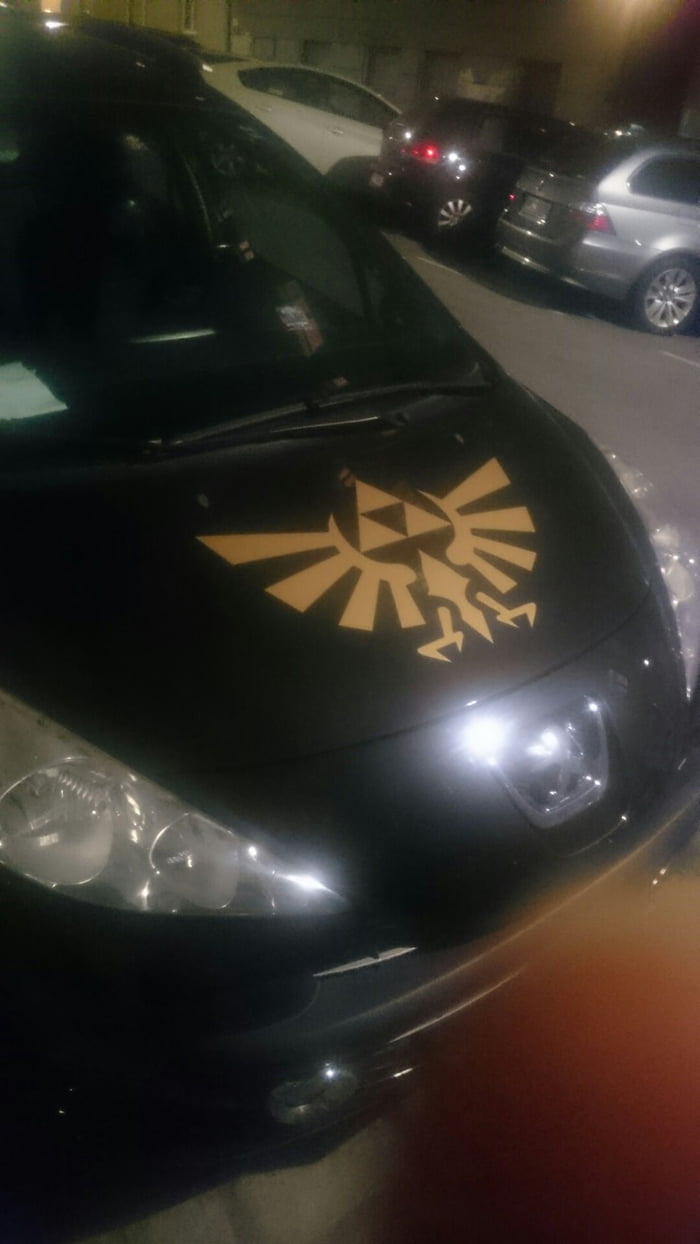 ...guess Link is in town, smashing some pots... - 9GAG