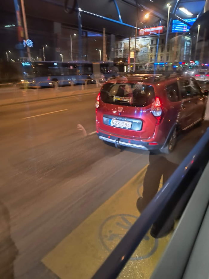 Árpádsávval takart Dacia logó. Trianon vesszen, de román-francia autóban ülsz. Ez ilyen lófaszos ...