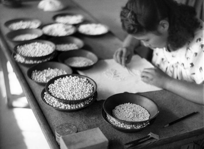 A girl sorting pearls. Japan, 1949 - 9GAG