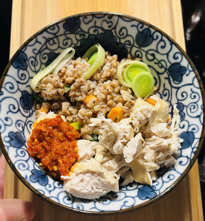 Buckwheat with leeks and carrots, served with chicken breast and chili paste. 🌾🥕🌶️🍗 - 9GAG