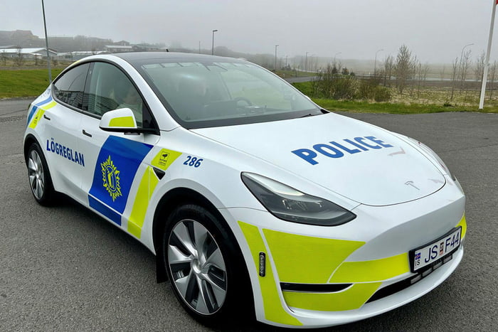 Police car in Akranes, Iceland 🤌🏻 - 9GAG