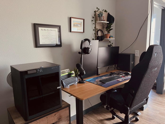 She works for me - 9GAG