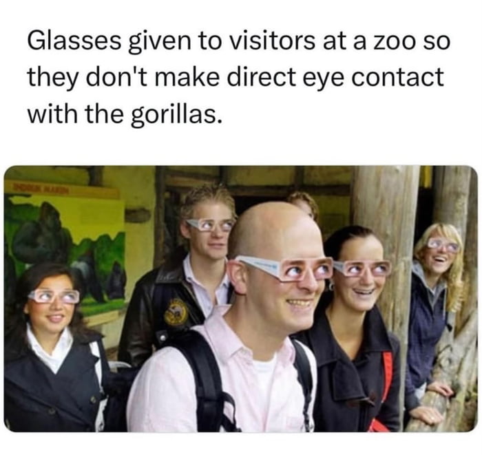 Not looking 👀 - 9GAG