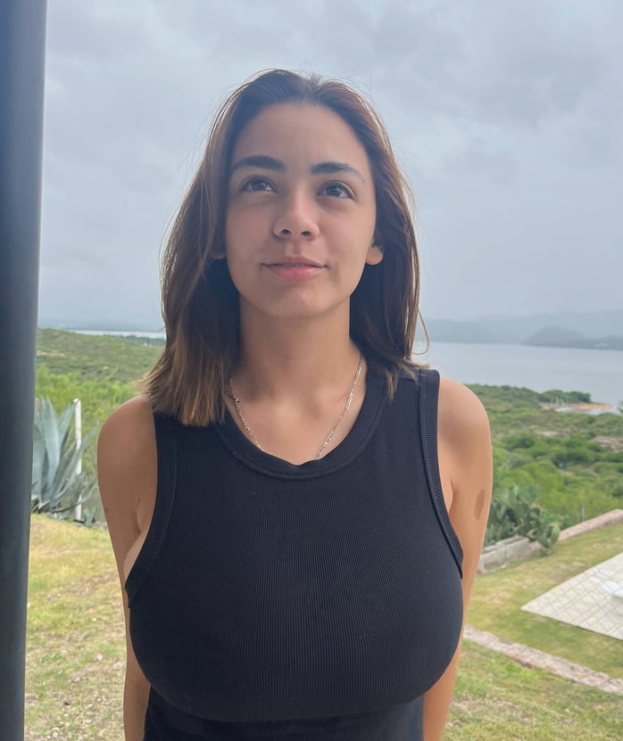 Peaking out the side - 9GAG