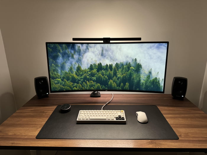 Minimalistic working setup. - 9GAG