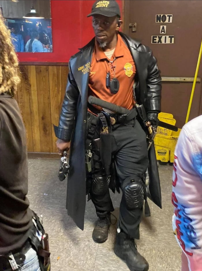 The ultimate mall cop slayer of thieves - 9GAG