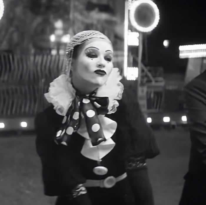 Katie Collins - 9GAG