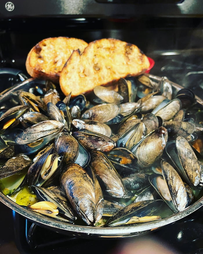 Homemade mussels and grilled bread - 9GAG