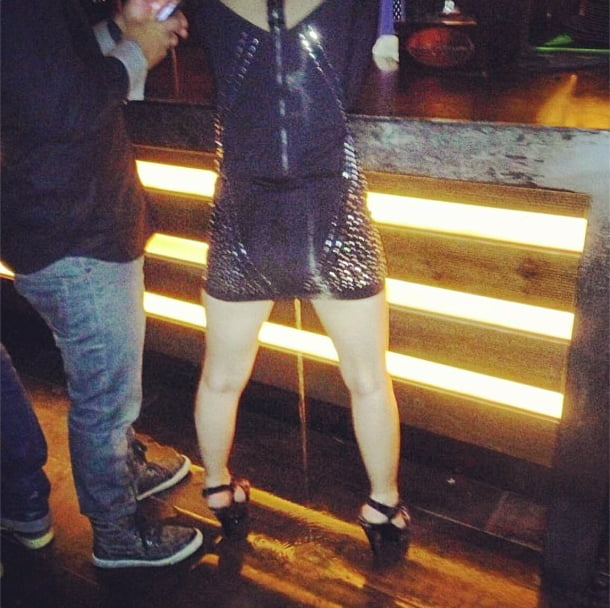 Woman pissing at the bar - 9GAG