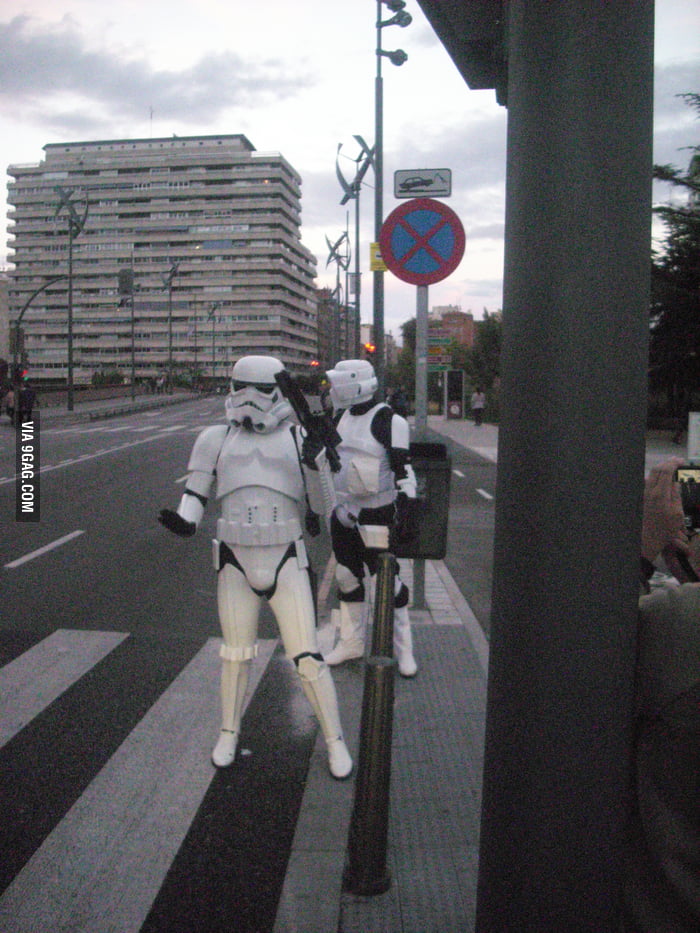 They control the traffic too - 9GAG