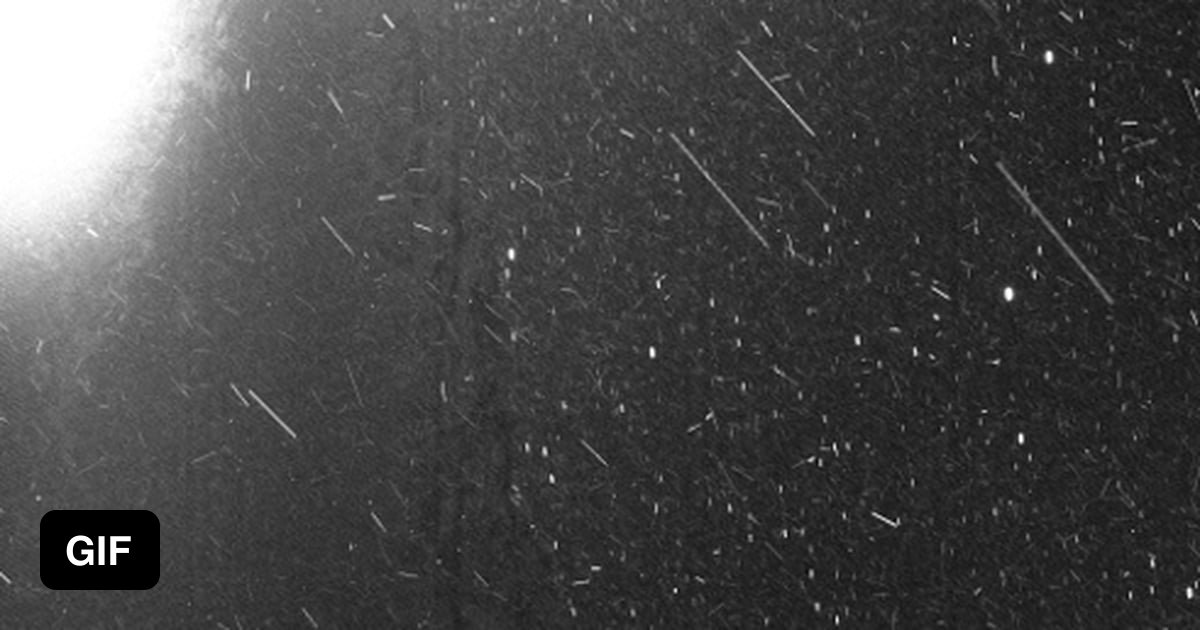 Snowstorm on comet Chury (67/P) seen by Rosetta spacecraft (ESA) - 9GAG
