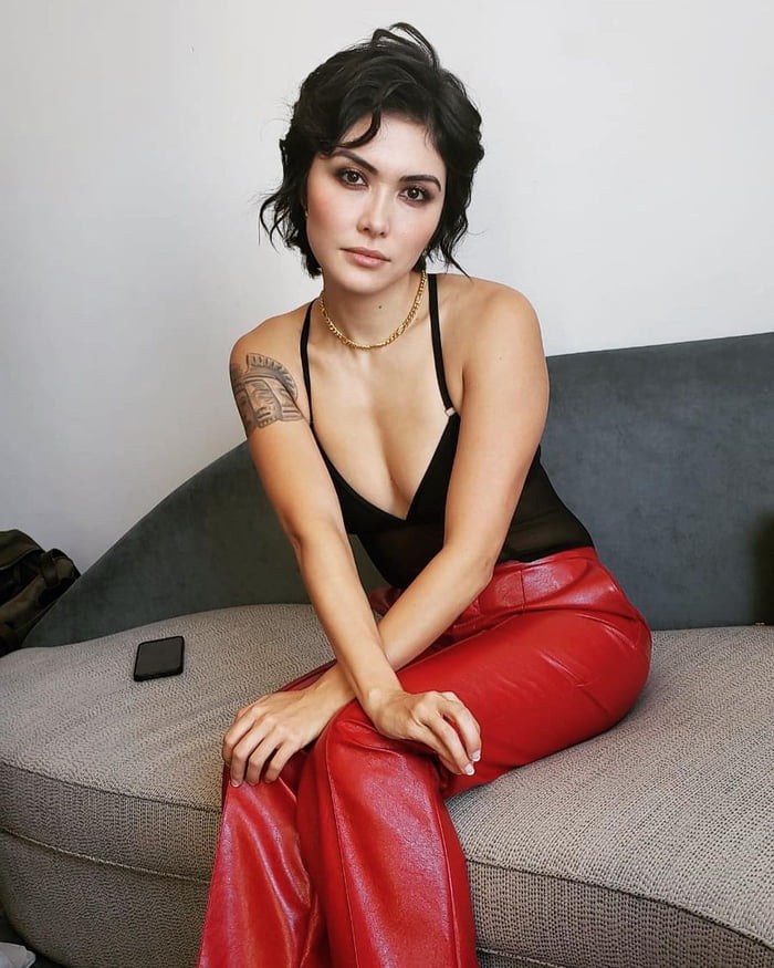 Daniella Pineda - 9GAG
