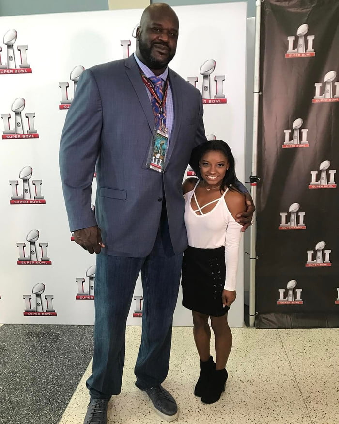 Size comparison between Simone Biles and Shaq O'Neal - 9GAG