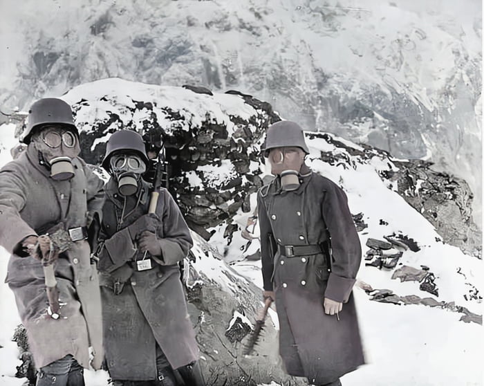 Austro-Hungarian soldiers posing with their homemade trench maces ...