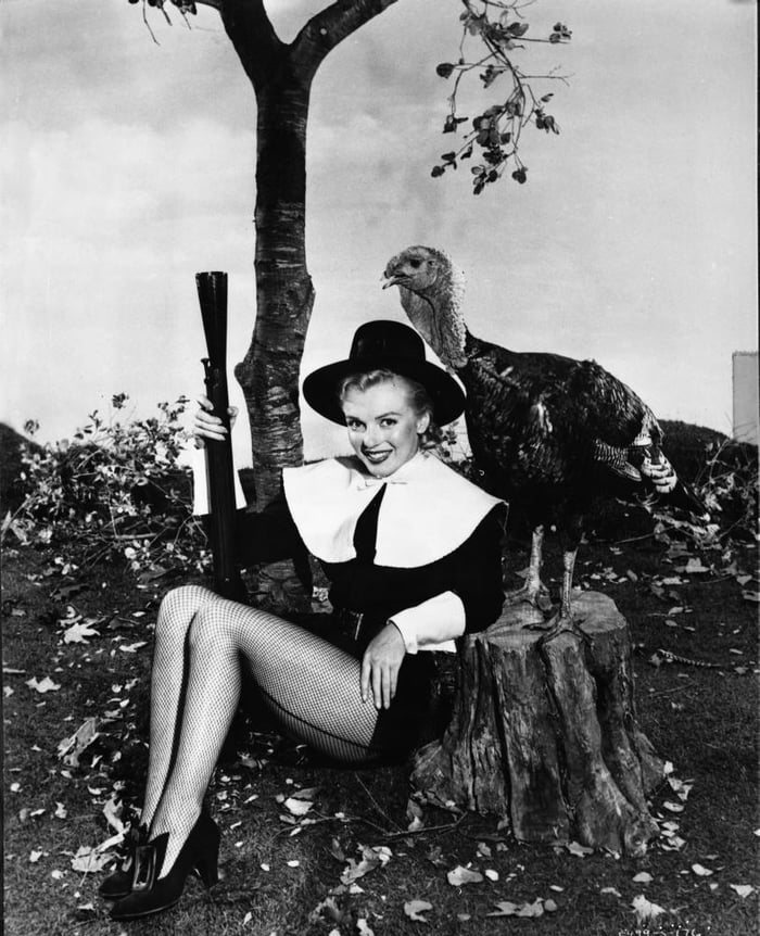 Marilyn Monroe dressed as a Pilgrim for a Thanksgiving pin-up girl ...