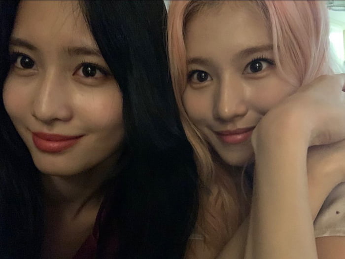 Momo and Sana - 9GAG