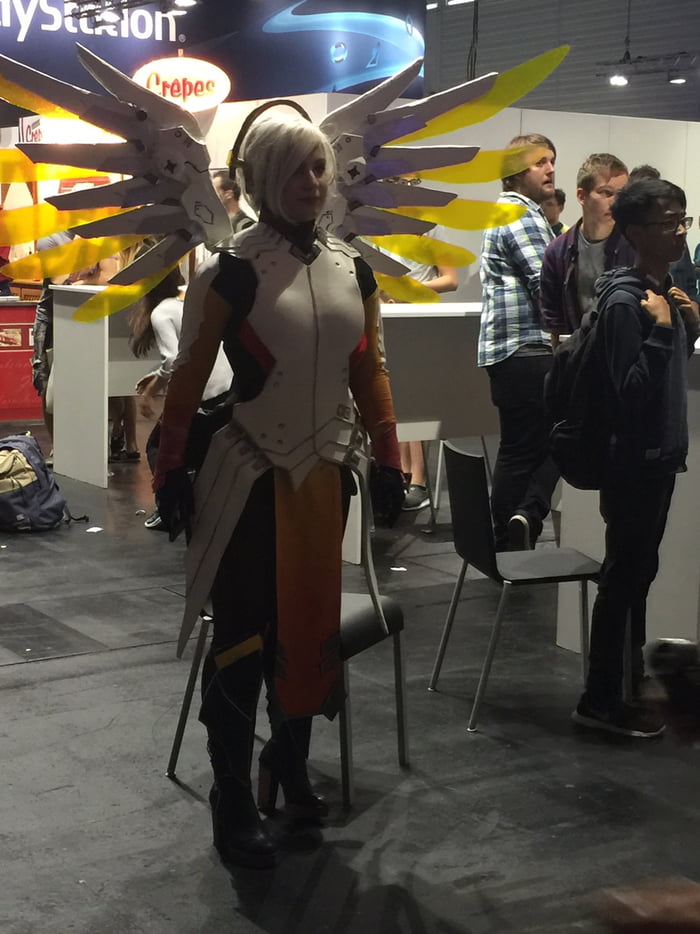 Its a pretty bad picture but this was an awesome cosplay of mercy at ...