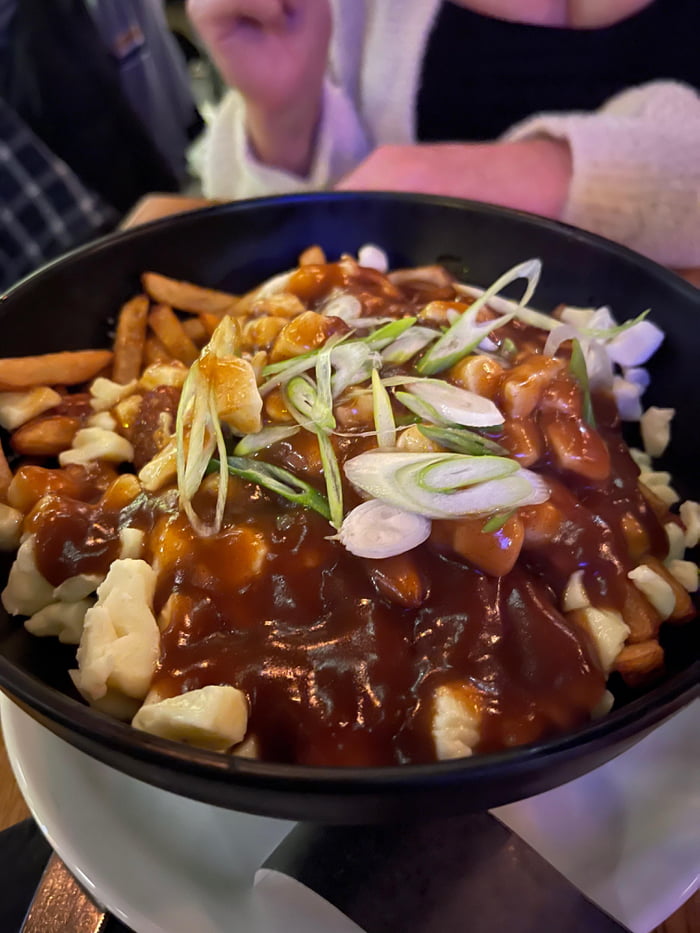 Delicious Poutine - Pub St. Pierre Montréal - 9GAG