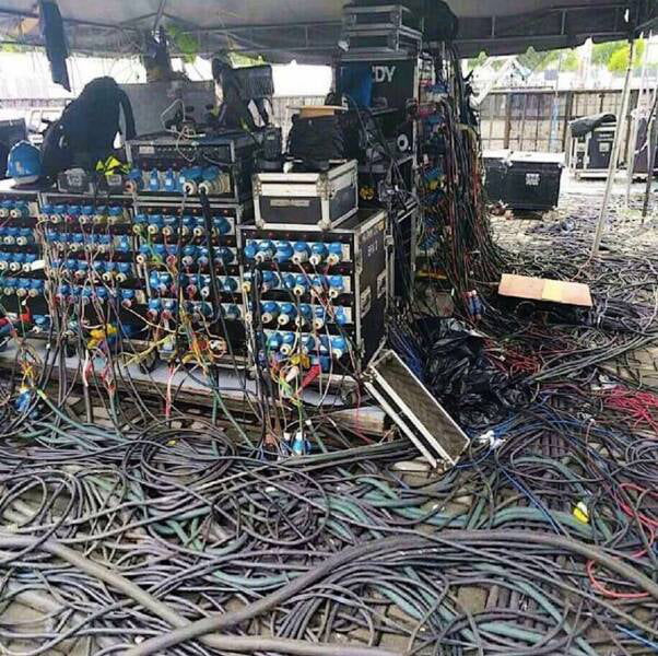 One of the cables is loose - 9GAG