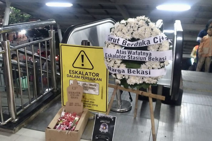 Malfunctioning Escalator in Station Left Unfixed for 100 Days, People Prepare A Funeral - 9GAG