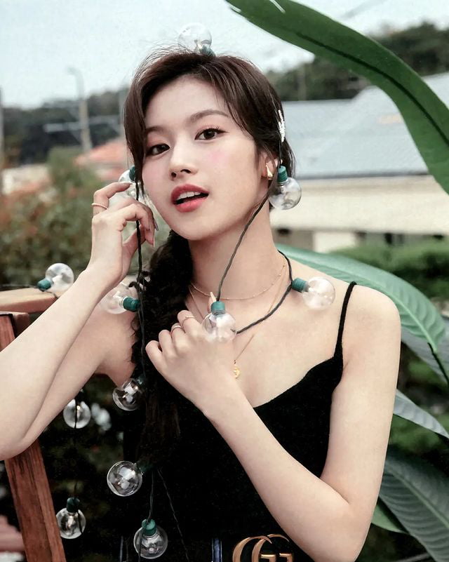 Minatozaki Sana 💕 - 9GAG