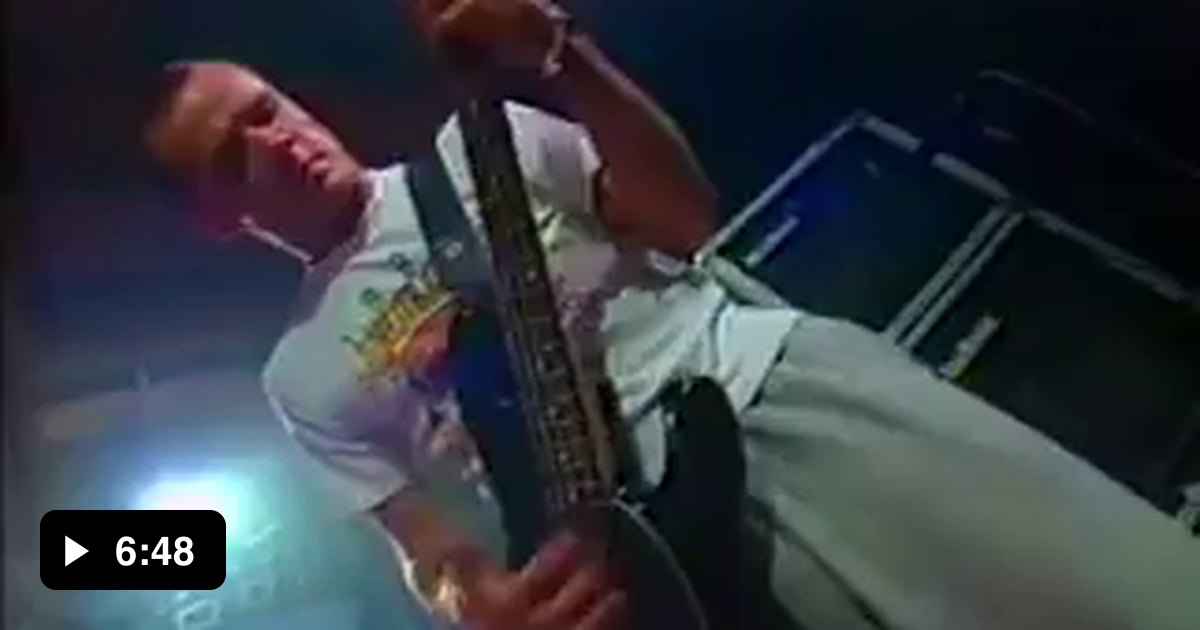 Flea and Chad Smith jamming - 9GAG