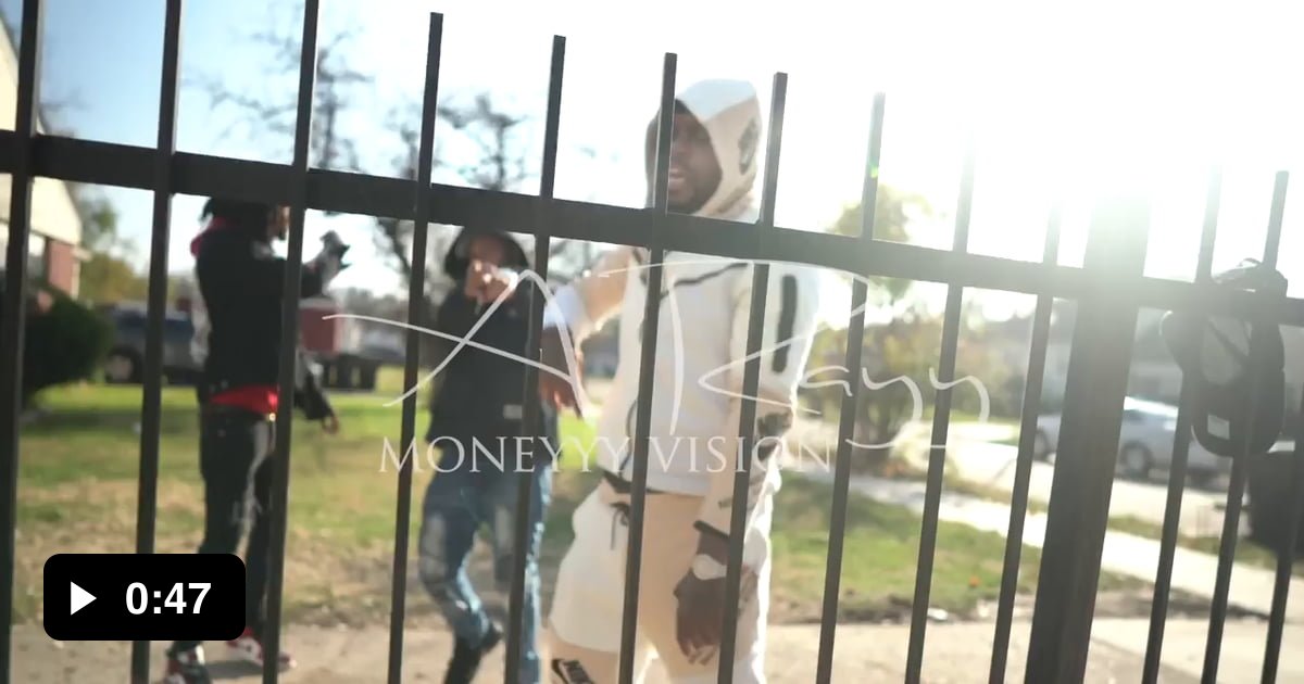 In Chicago a rapper gets surprised by a gang while making a video. - 9GAG