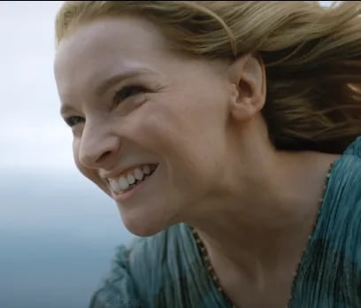 What a dumb face. For 3 episodes she has 0 serious character ...