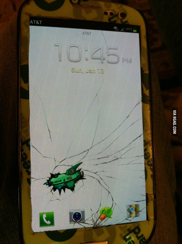 Making the best of a busted phone screen. - 9GAG
