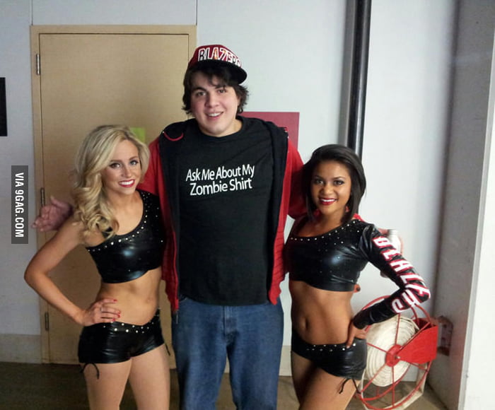 I always enjoy a good hover-hand. - 9GAG