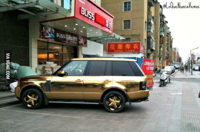 Spoted this Gold Range Rover today - 9GAG