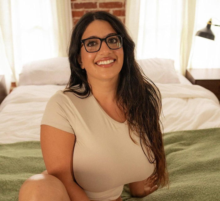 She looks good in tan - 9GAG