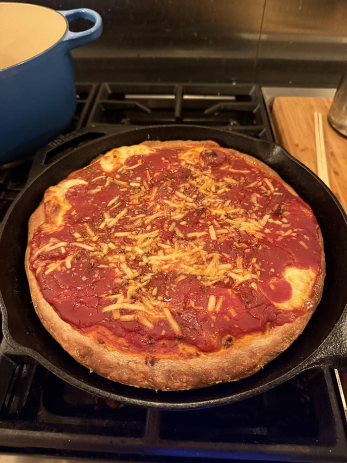 Deep dish pizza in cast iron. - 9GAG