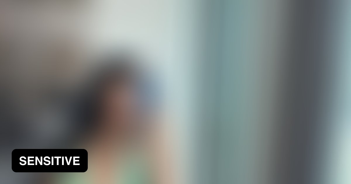 Huge tits, tiny bikini - 9GAG