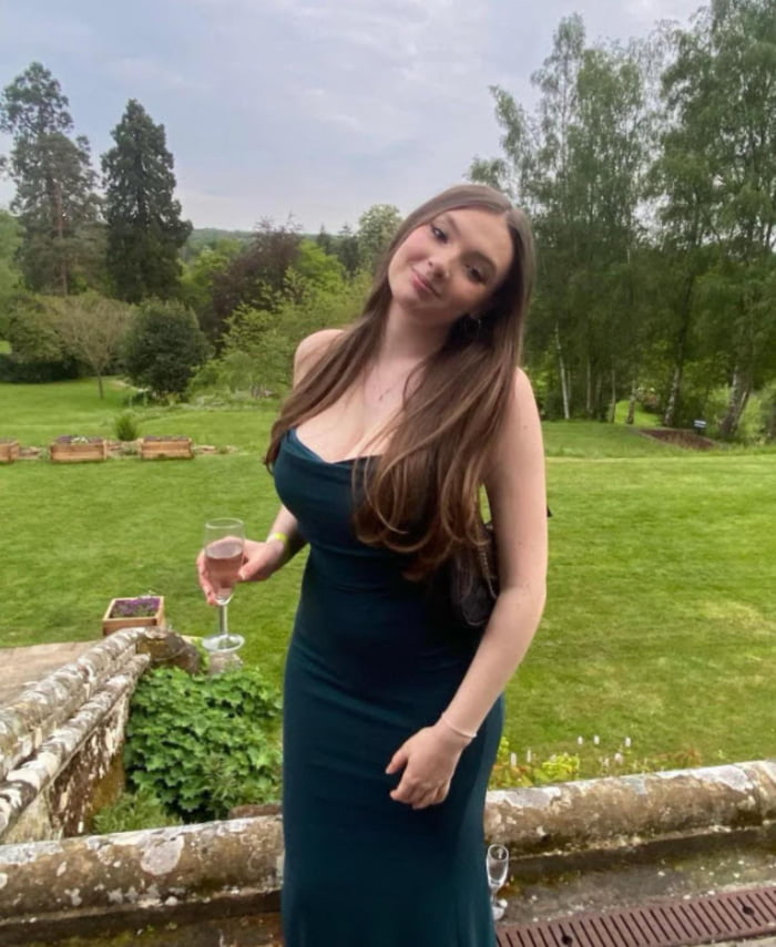 Busty Cutie 9gag 1114