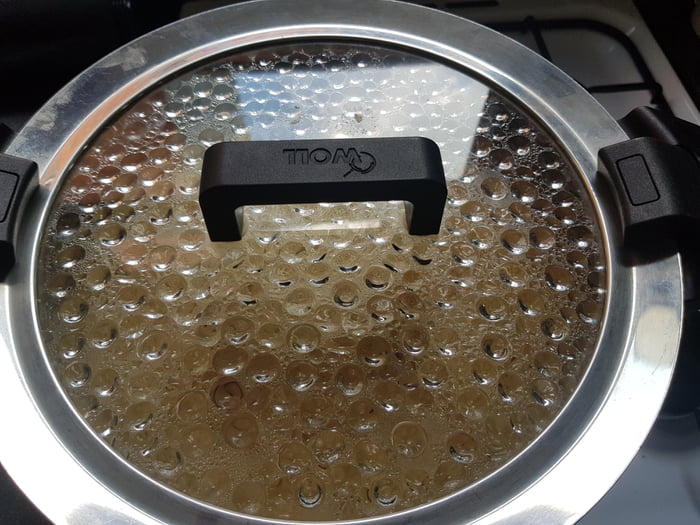 The way these water droplets formed on the pot lid - 9GAG