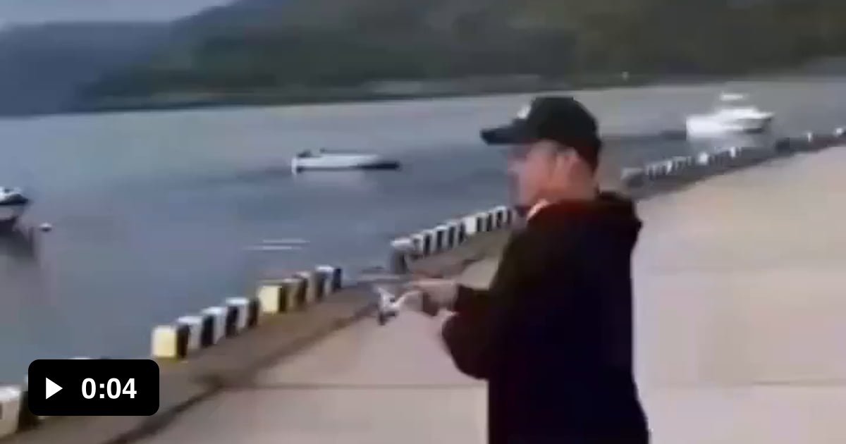 Guy attempts fishing - 9GAG