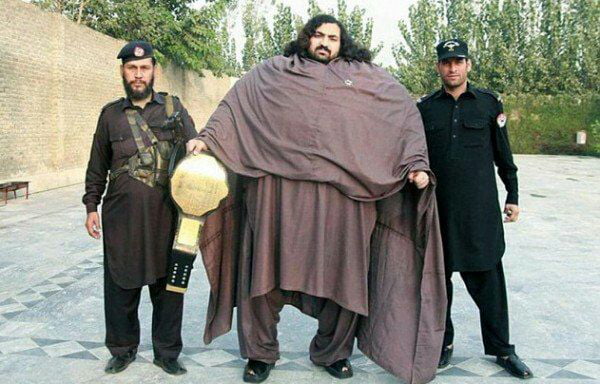 This guy "Khan Baba" from Pakistan wants to join the WWE. Weighs 440kg ...
